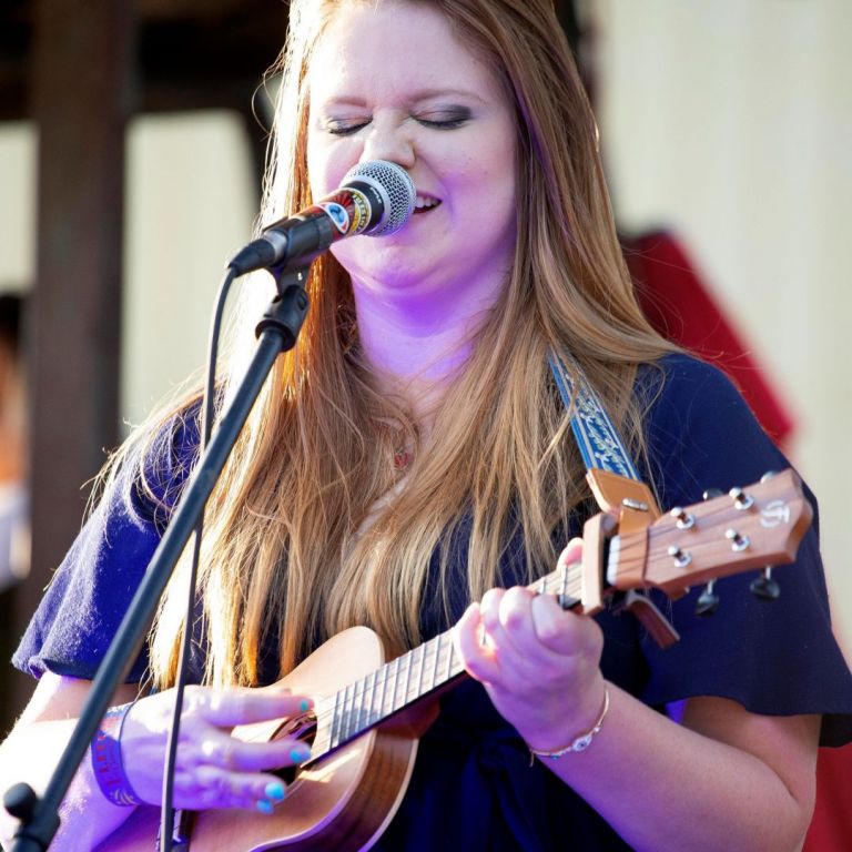 Meet Shelby Taylor | Musical Comic & Content Creator – SHOUTOUT COLORADO